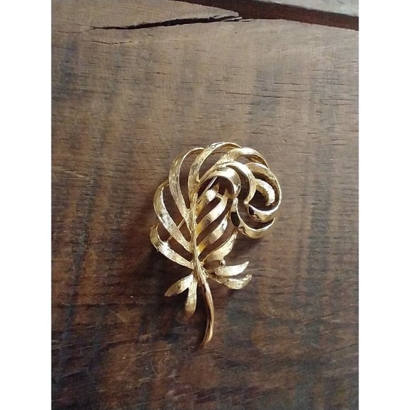 Napier | Jewelry | Vintage Signed Napier Brooch Gold Tone Textures Leaf ...